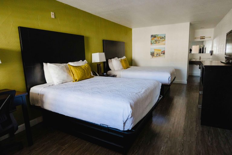 Spacious Old Town Hotel Rooms with WIFI - Western Inn